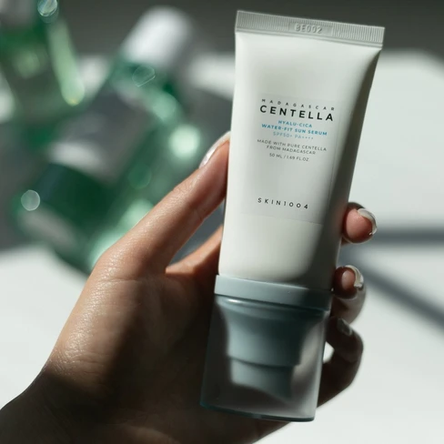 SKIN1004 马达加斯加 Centella Hyalu-CICA 水润防晒精华 - 适合中性或干性皮肤 - SweetCare China